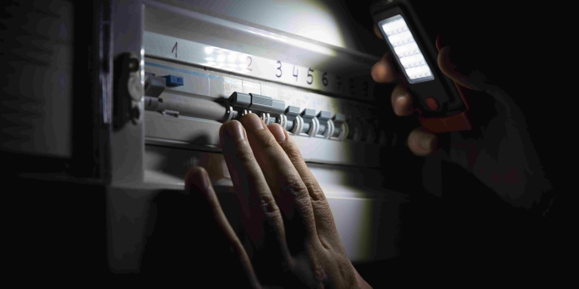 ¿Qué pasa si no pago la luz? Consecuencias, plazos y soluciones